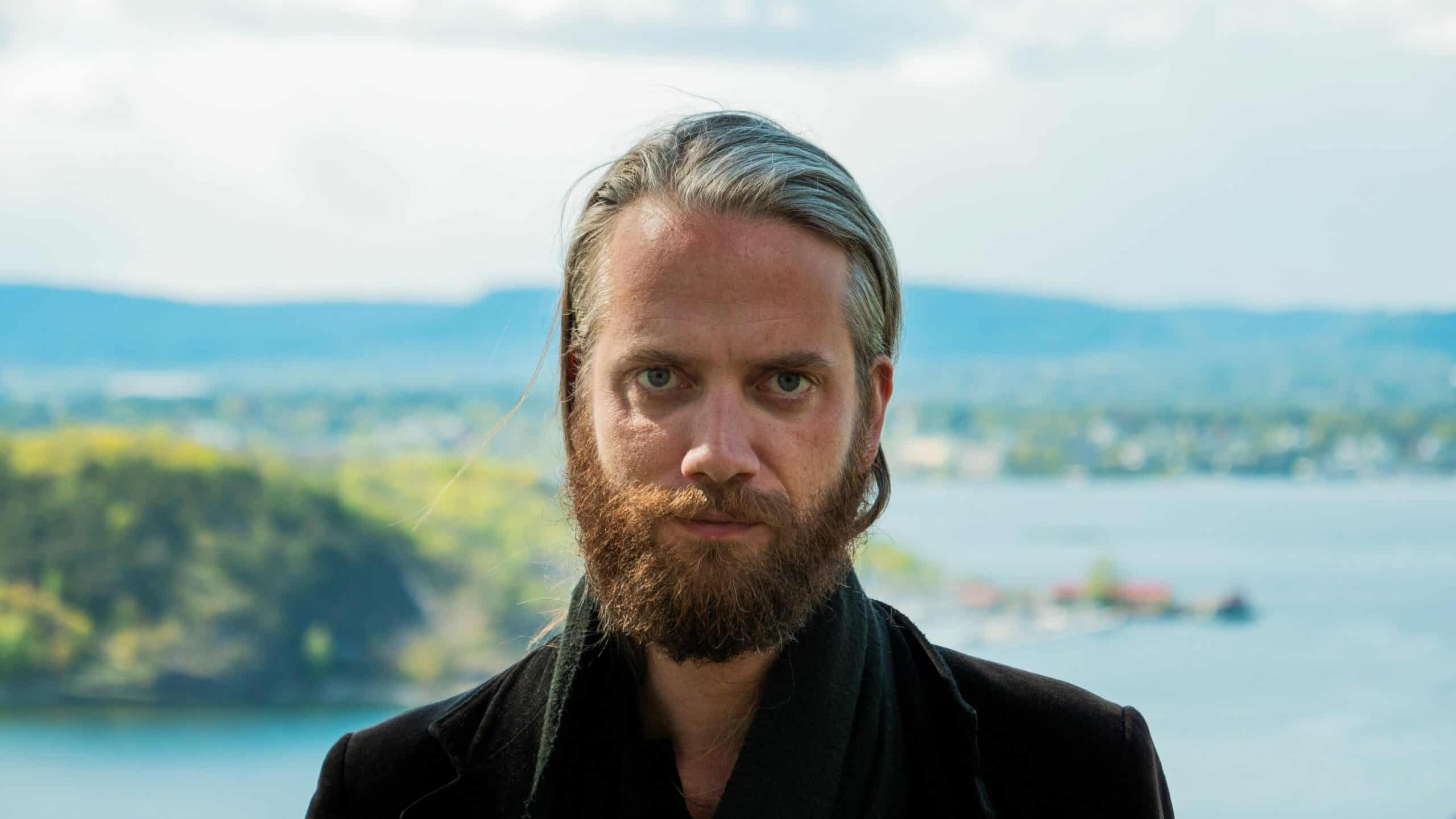 ANMELDELSE: Kultursatire, kokainsnørr og bakrusens dovenhet